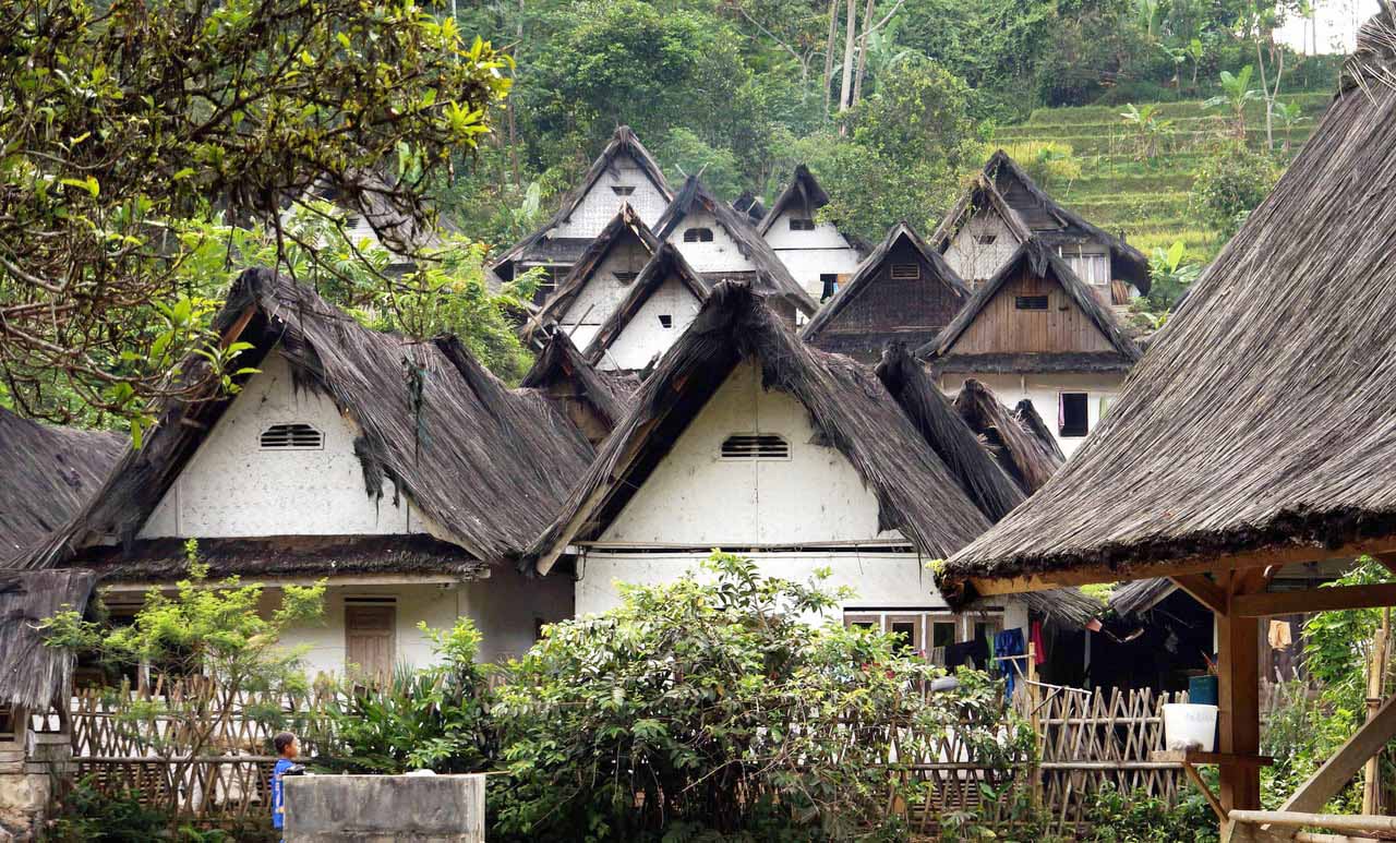 Rumah Adat Sunda – Jenis, Keunikan, Ciri Khas dan Bentuk - ZonaBogor